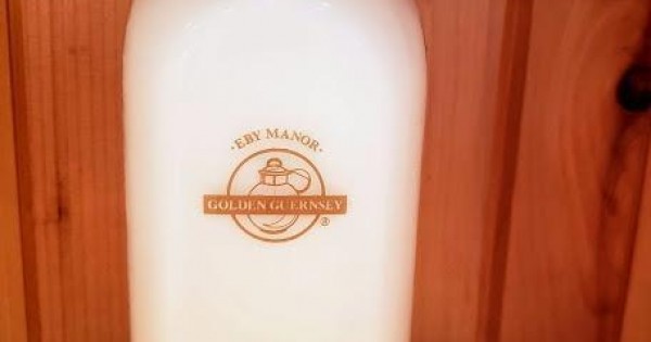Milk - Local Eby Manor - Golden Guernsey - 2% Milk - 1 L